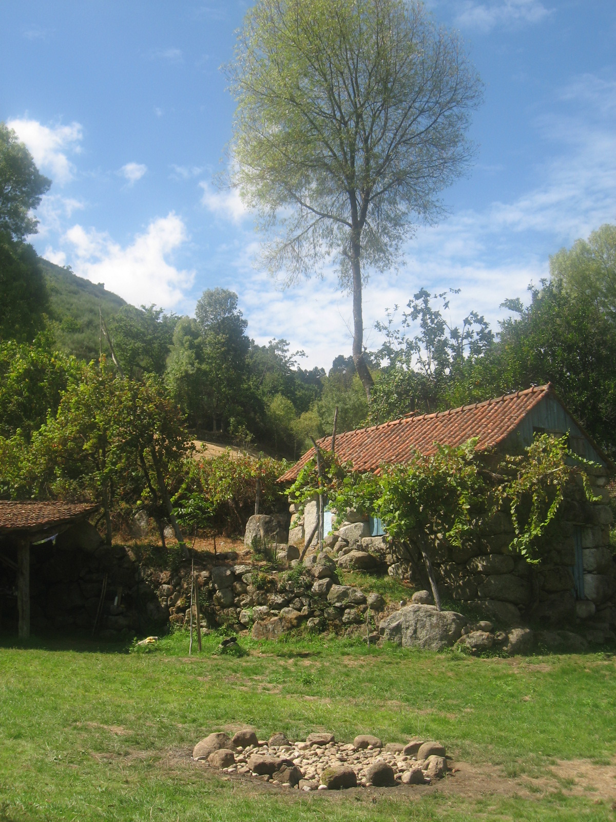 Refúgio do Prado – Uma Casa Abrigo para Caminheiros no Vale do Bestança ...